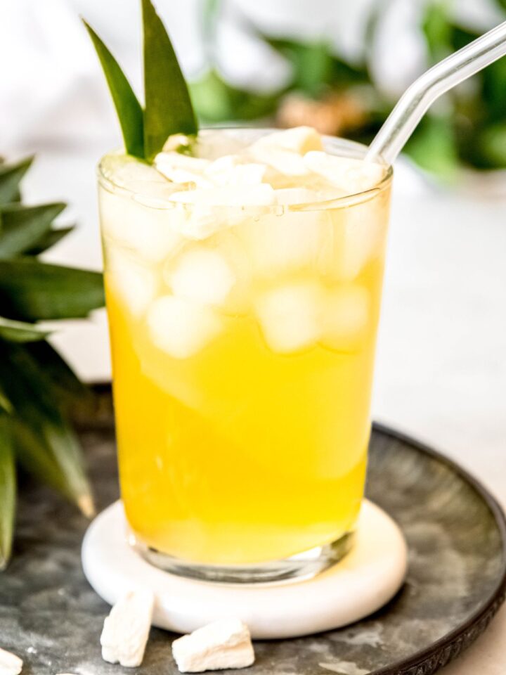 Mango Dragonfruit Refresher (Starbucks Copycat) - coffeecopycat.com