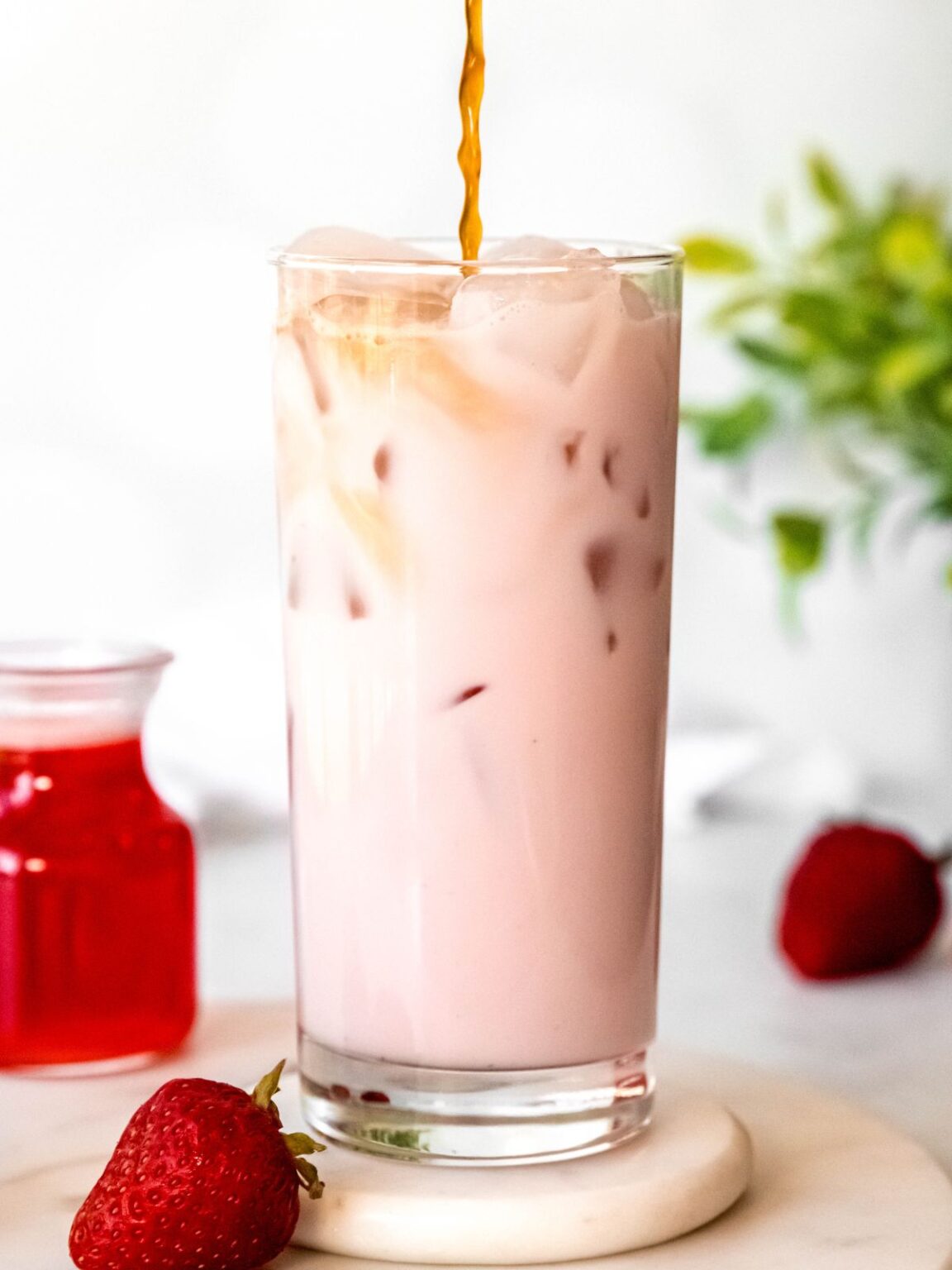 Iced Strawberry Latte - coffeecopycat.com