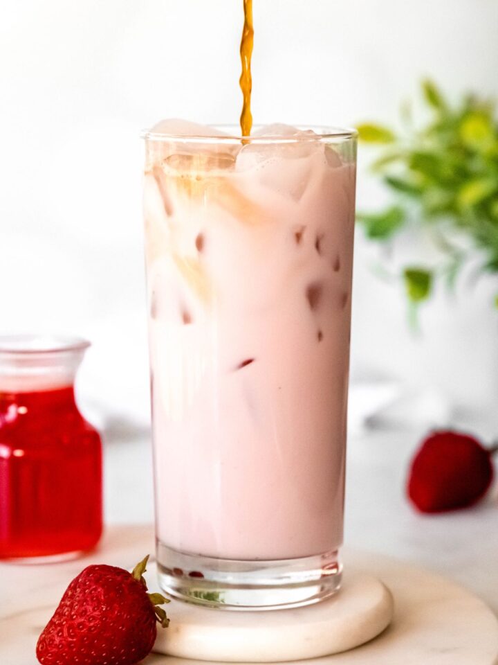 Iced Strawberry Latte - coffeecopycat.com