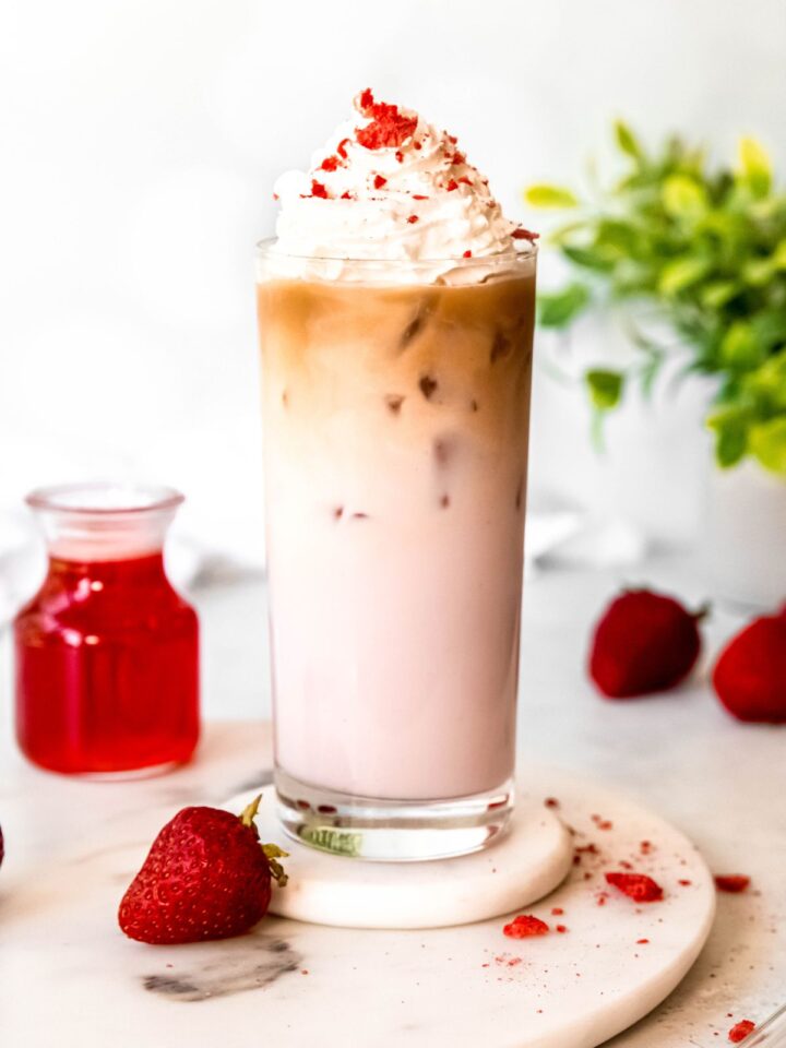 Iced Strawberry Latte - coffeecopycat.com
