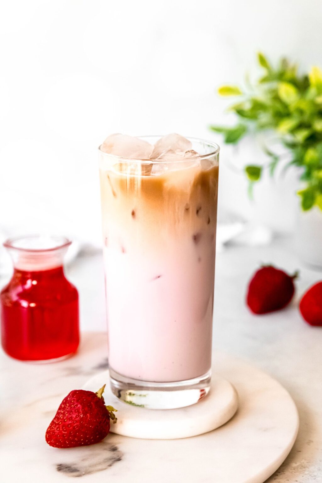 Iced Strawberry Latte - coffeecopycat.com