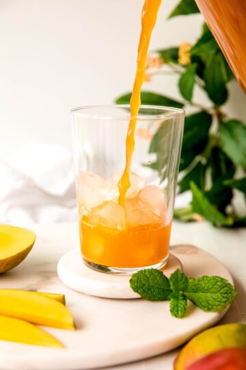 Easy Mango Iced Tea - coffeecopycat.com