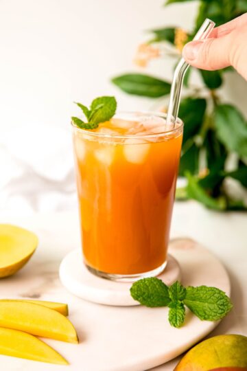 Easy Mango Iced Tea - coffeecopycat.com