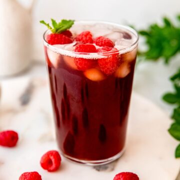 Homemade Raspberry Iced Tea - coffeecopycat.com