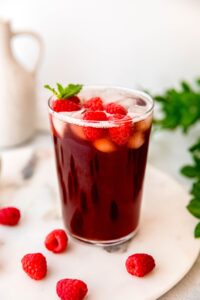 Homemade Raspberry Iced Tea - coffeecopycat.com