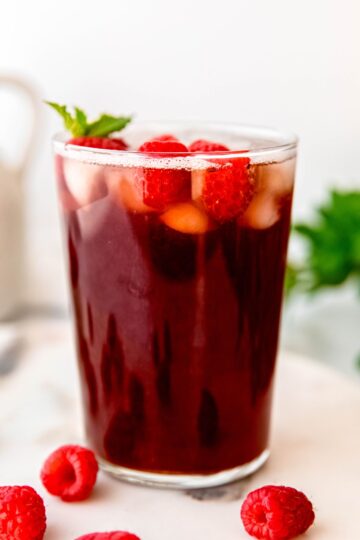 Homemade Raspberry Iced Tea - coffeecopycat.com